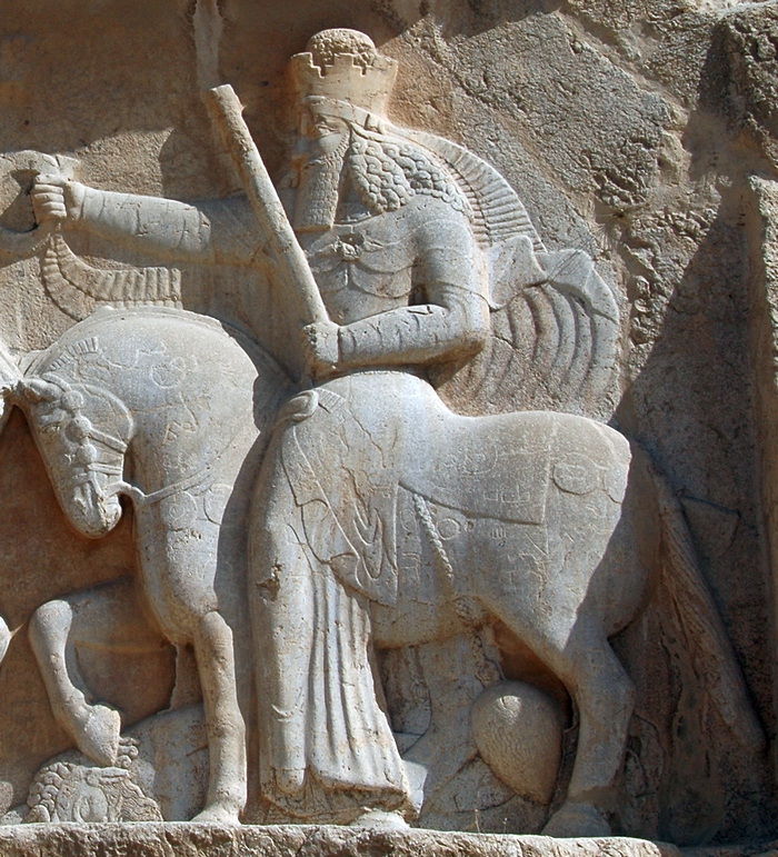 Ahuramazda vertrapt Ahriman (Naqš-e Rustam)