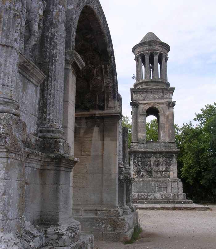 Boog en toren van Glanum